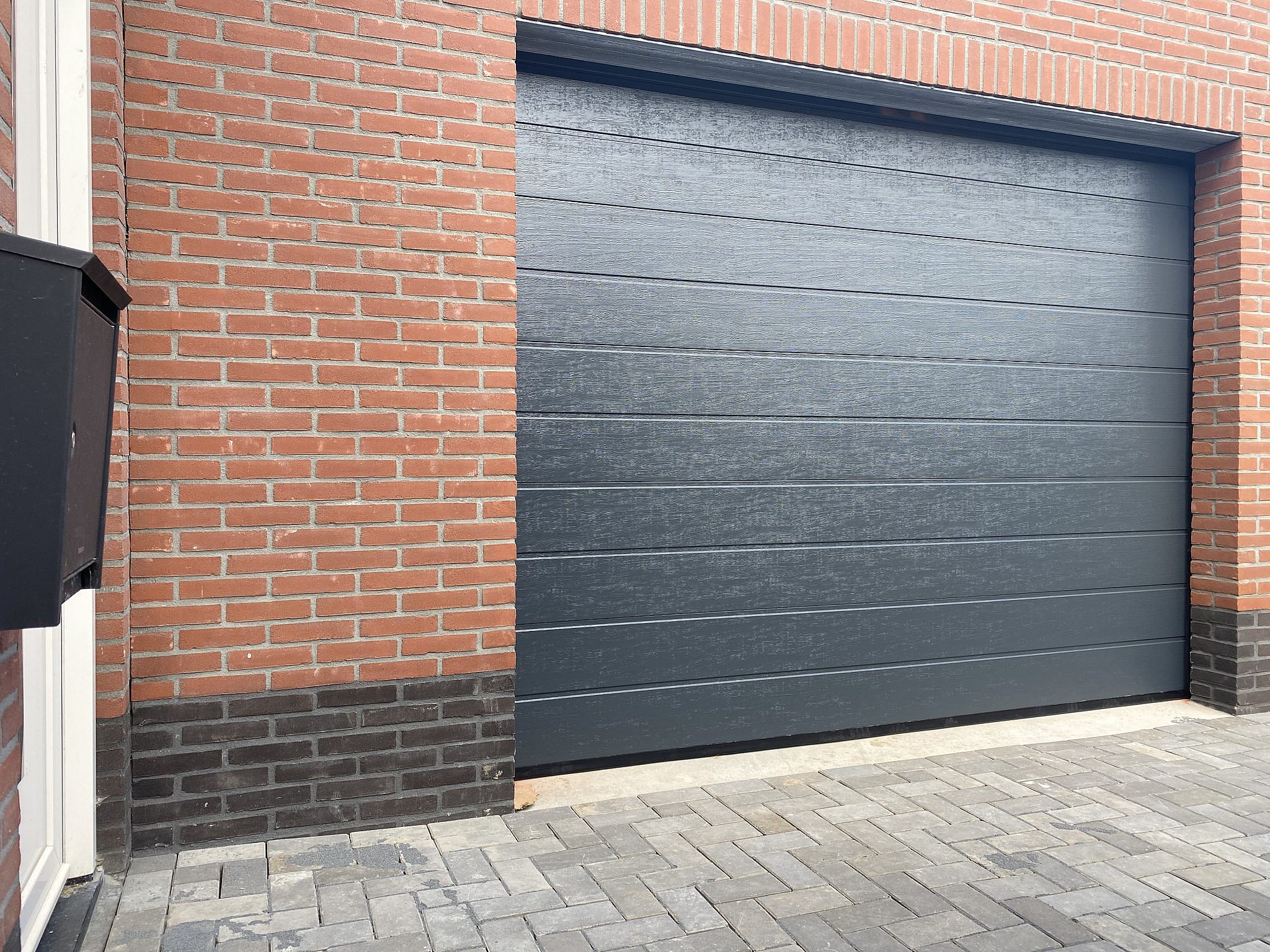 Horizontaal breed woodgrain - M profilering - Garagedeur Concurrent