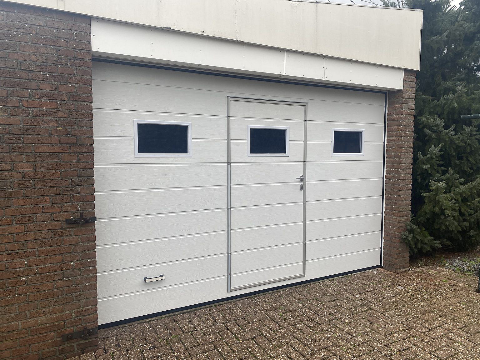 Horizontaal breed woodgrain - M profilering - Garagedeur Concurrent